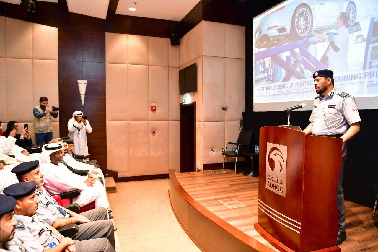 شرطة أبوظبي و«أدنوك للتوزيع تخرج مشرفي وفنيّي فحص المركبات صحيفة الخليج