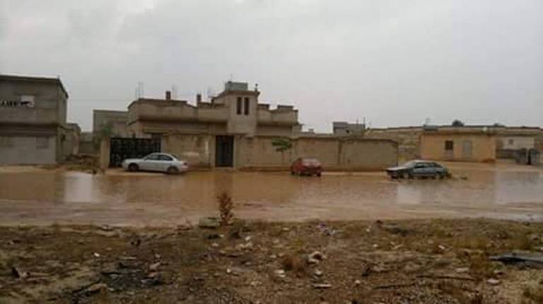 لحظات رعب لشخص علق وسط السيول الجارفة في ليبيا صحيفة الخليج