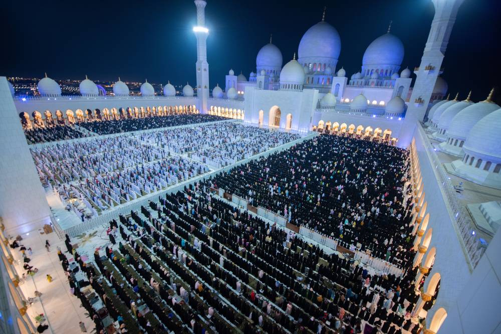 لأول مرة منذ افتتاحه أكثر من 60 ألف مصلٍ أحيوا ليلة 27 رمضان بجامع