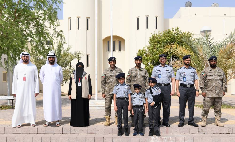 شرطة أبوظبي وهيئة الهلال الأحمر تسعدان الأيتام صحيفة الخليج