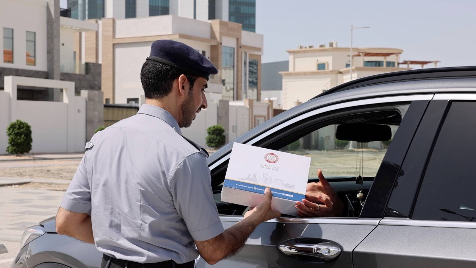 شرطة أبوظبي و«أدنوك تكرمان السائقين الملتزمين صحيفة الخليج