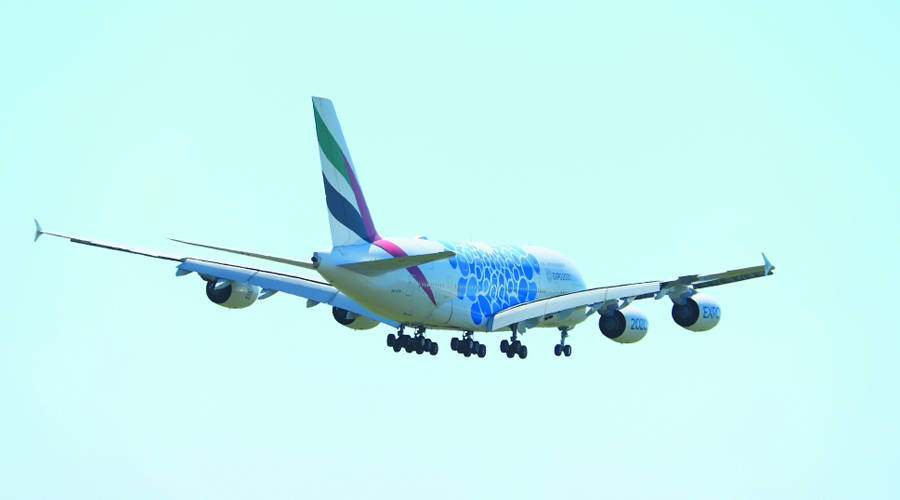 كيف تعاملت طيران الإمارات مع رحلة «EK216» الممدّة لساعات؟ | صحيفة الخليج