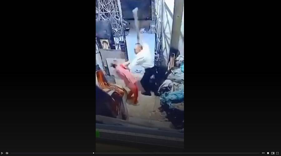 مصر رجل يعتدي بوحشية على زوجته بعد محاولة قتلها وفيديو يوثق الواقعة