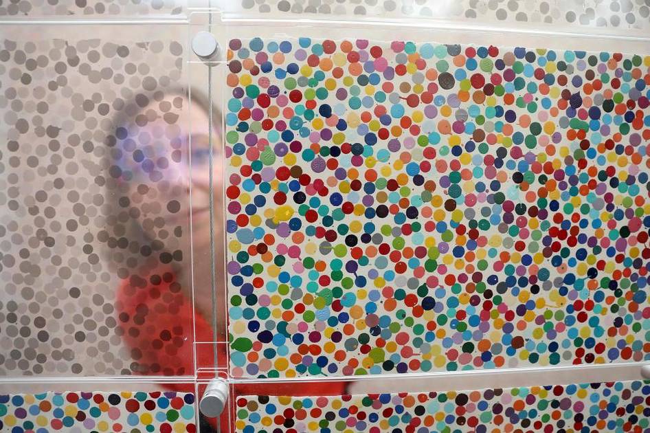 داميان هيرست يحرق لوحاته في معرض «إن إف تي» | صحيفة الخليج