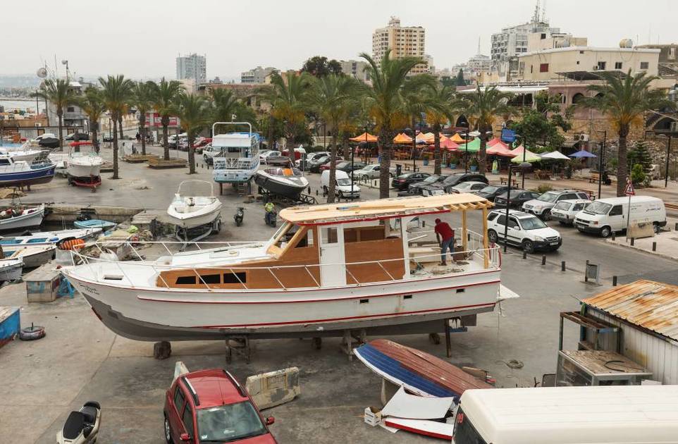 رغم التحديات.. صانع قوارب لبناني يحافظ على حرفة أجداده | صحيفة الخليج