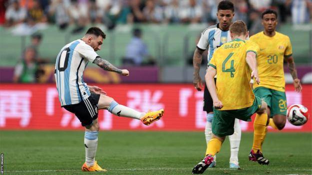ميسي يحقق رقماً قياسياً جديداً أمام منتخب أستراليا صحيفة الخليج