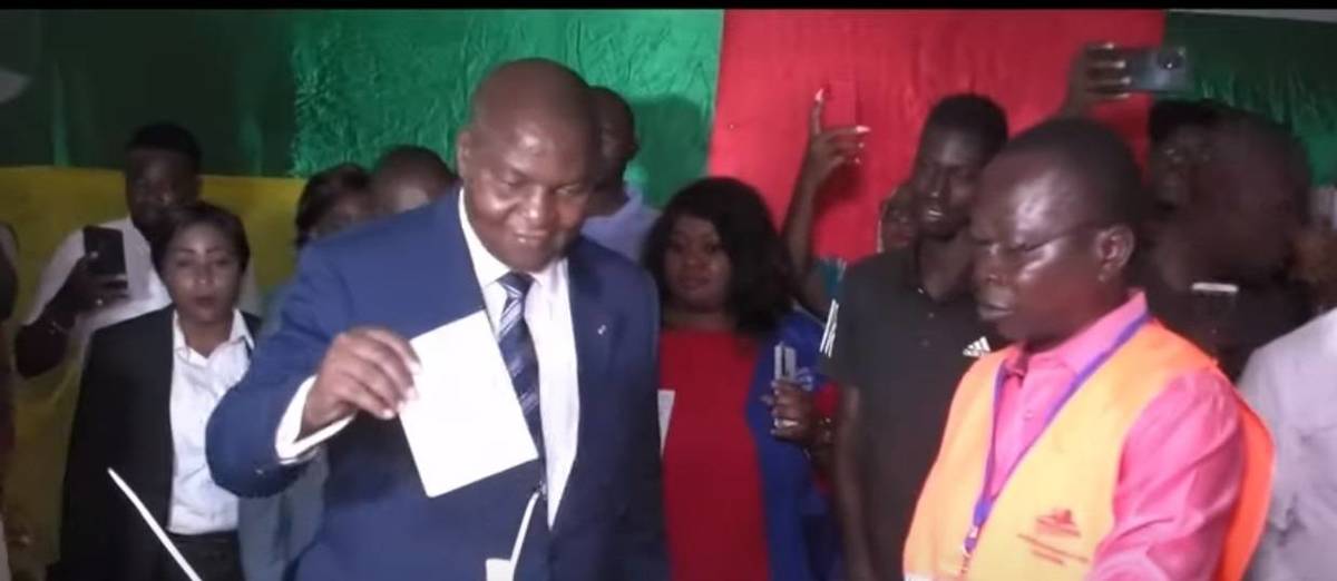 دستور جديد يحظى بدعم 95% في إفريقيا الوسطى | صحيفة الخليج