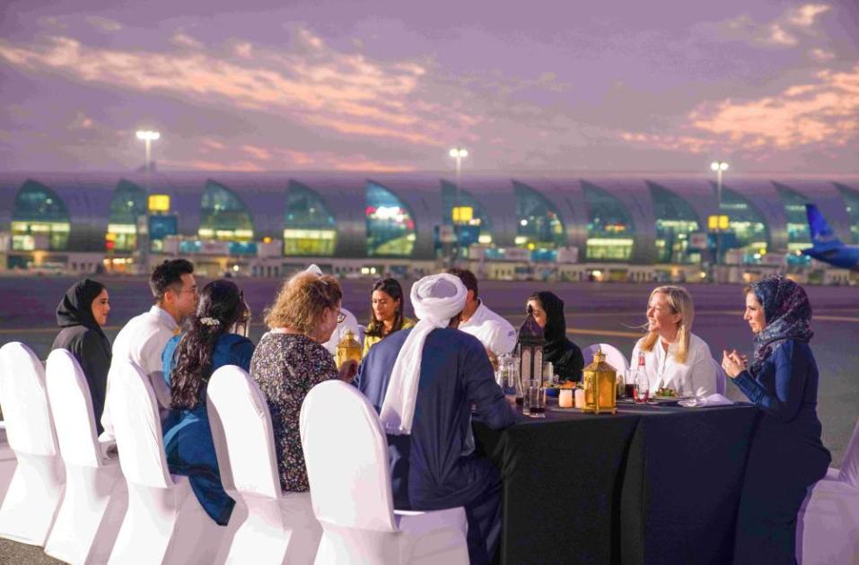 بالفيديو «دبي الدولي يستضيف أول مأدبة رمضانية على مدرج الطائرات