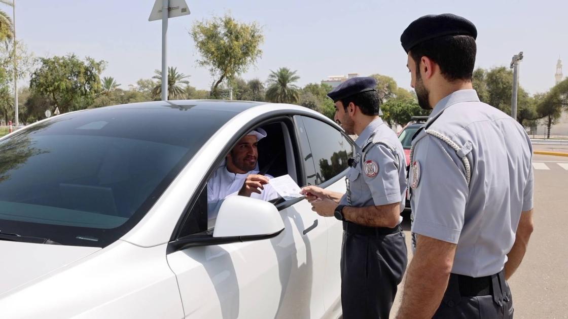 شرطة أبوظبي و«أدنوك تكرمان السائقين الملتزمين صحيفة الخليج